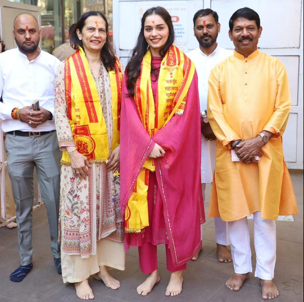 मानुषी छिल्लर ने सिद्धिविनायक मंदिर में प्रार्थना और आशीर्वाद के साथ ...